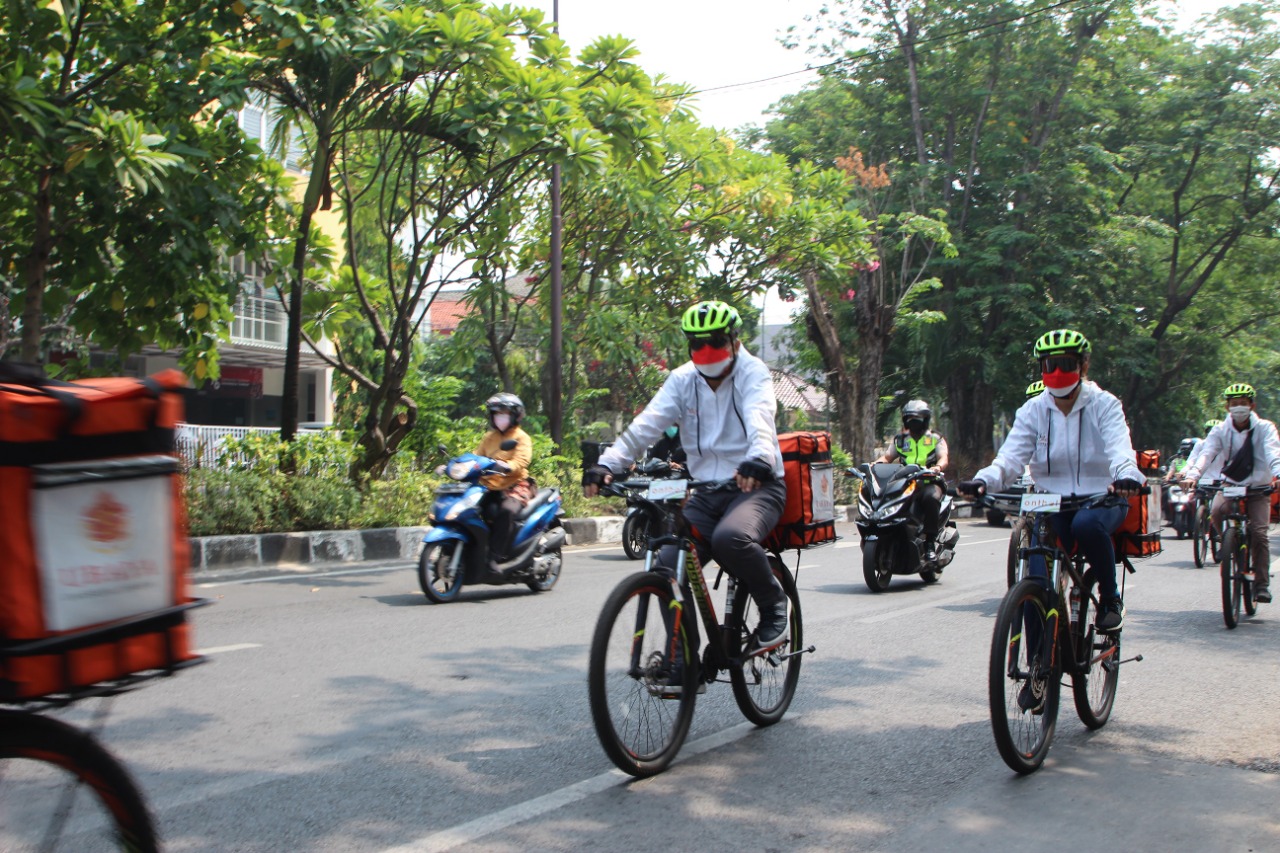 Rektor UBAYA dan Mahasiswa ‘Ngonthel’ Bareng Kirim Toga untuk Wisudawan ...