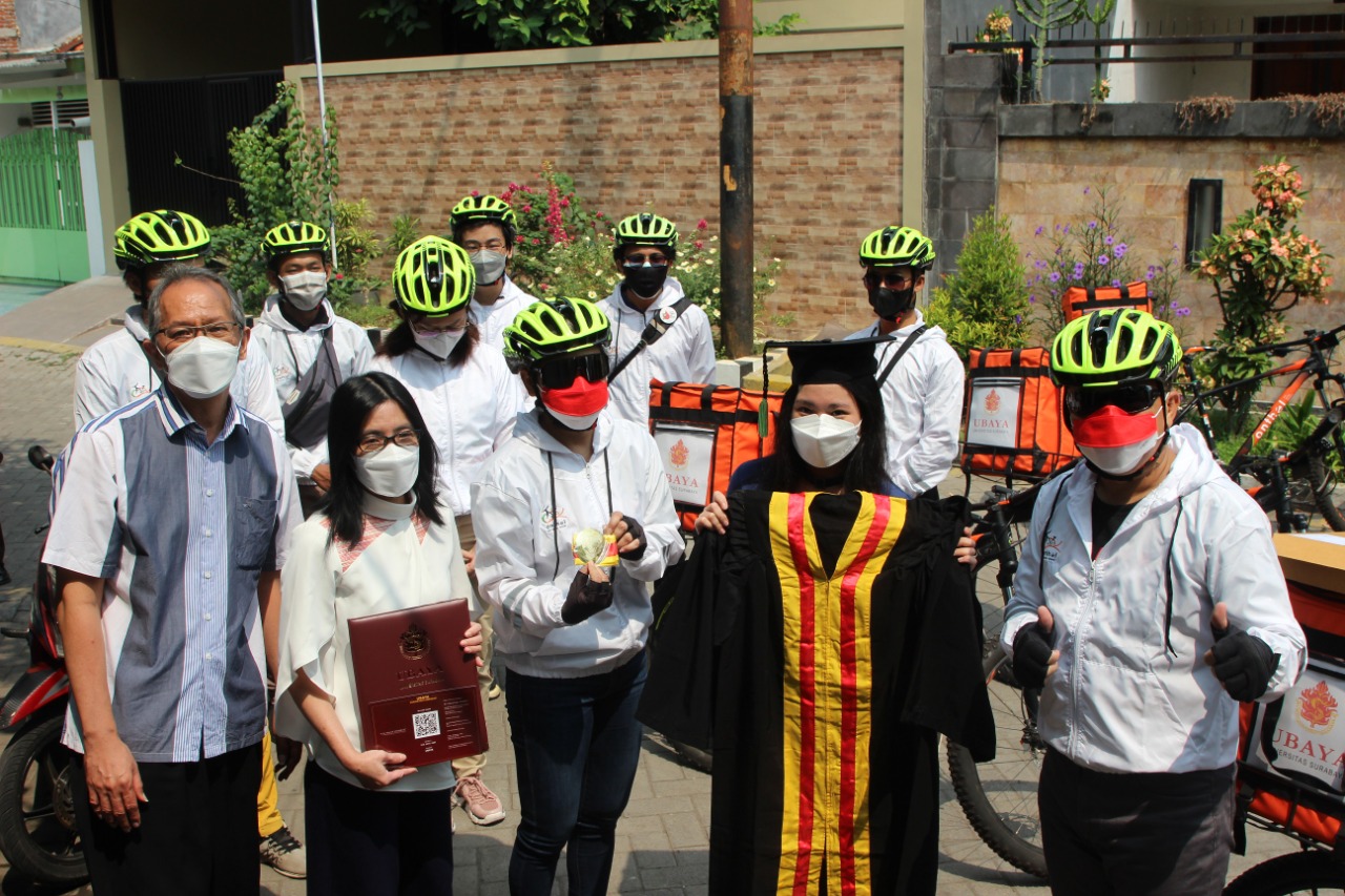 Rektor UBAYA dan Mahasiswa ‘Ngonthel’ Bareng Kirim Toga untuk Wisudawan ...