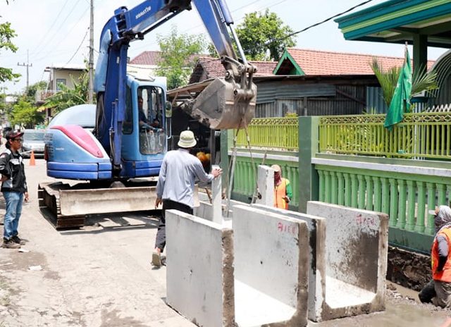 Proyek Betonisasi di Sejumlah Ruas Jalan Kabupaten Mulai di Kerjakan ...