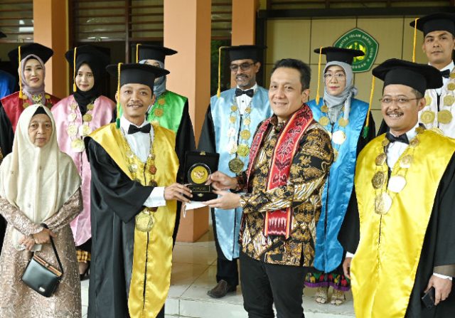 Wisuda Unisda Lamongan, Stafsus Diaz Hendropriyono : Era Digital ...