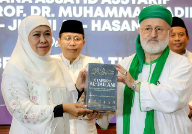 Ulama Besar Syeikh Fadhil ’Angkat’ Gubernur Khofifah Saudara Dunia ...
