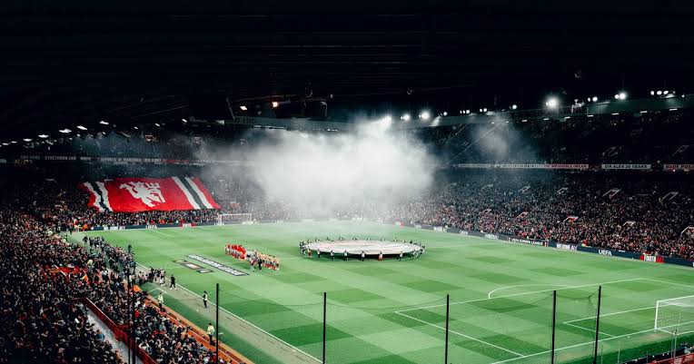 Begini Bentuk Tifo Pertama di Tribun Sir Alex Ferguson dalam Laga Manchester United Melawan ...